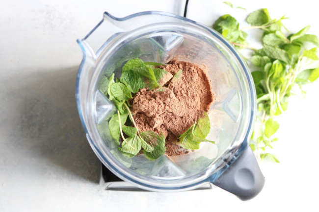 5-Min Creamy Mint Chocolate Smoothie - The Toasted Pine Nut