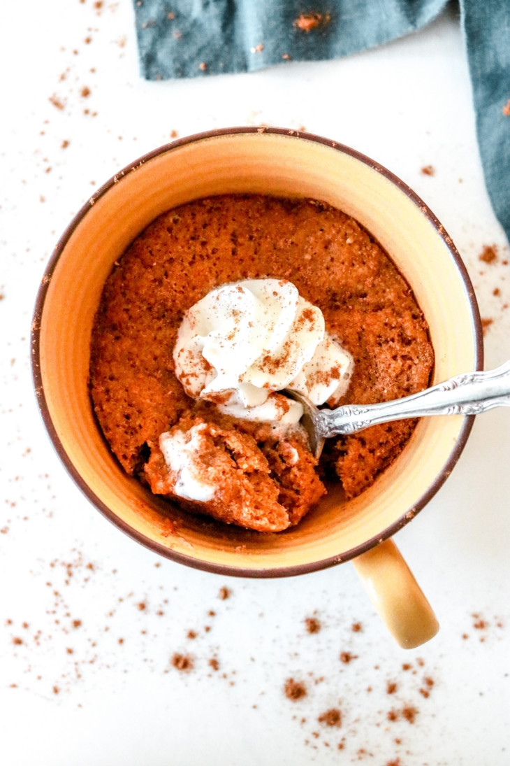 1-Min Moist & Fluffy Microwave Pumpkin Mug Cake - The Toasted Pine Nut